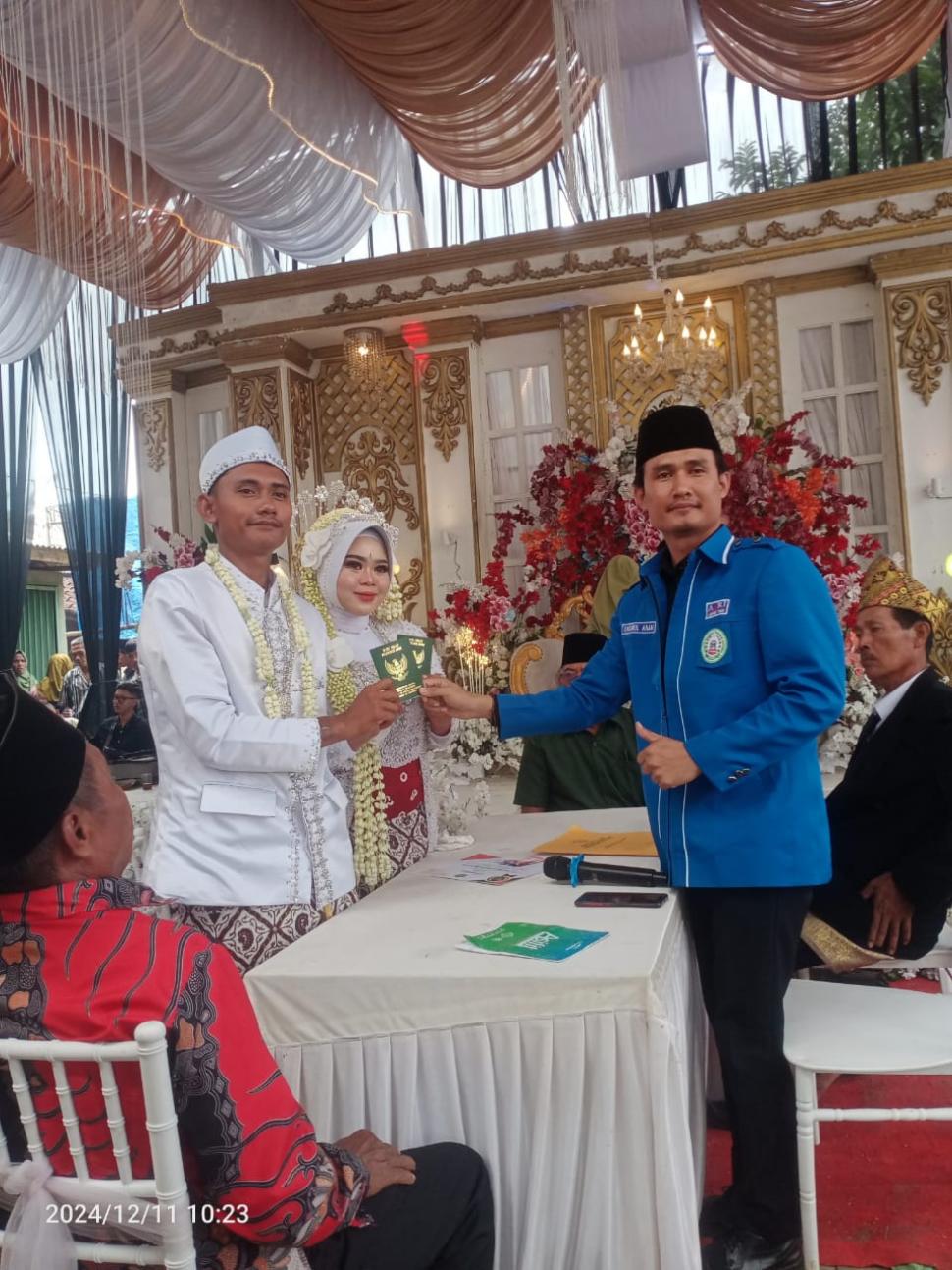 Penghulu Khoirul Anam Melakukan Pencatatan Pernikahan Rio Nugroho dan Intan Rizki Perdani di ...