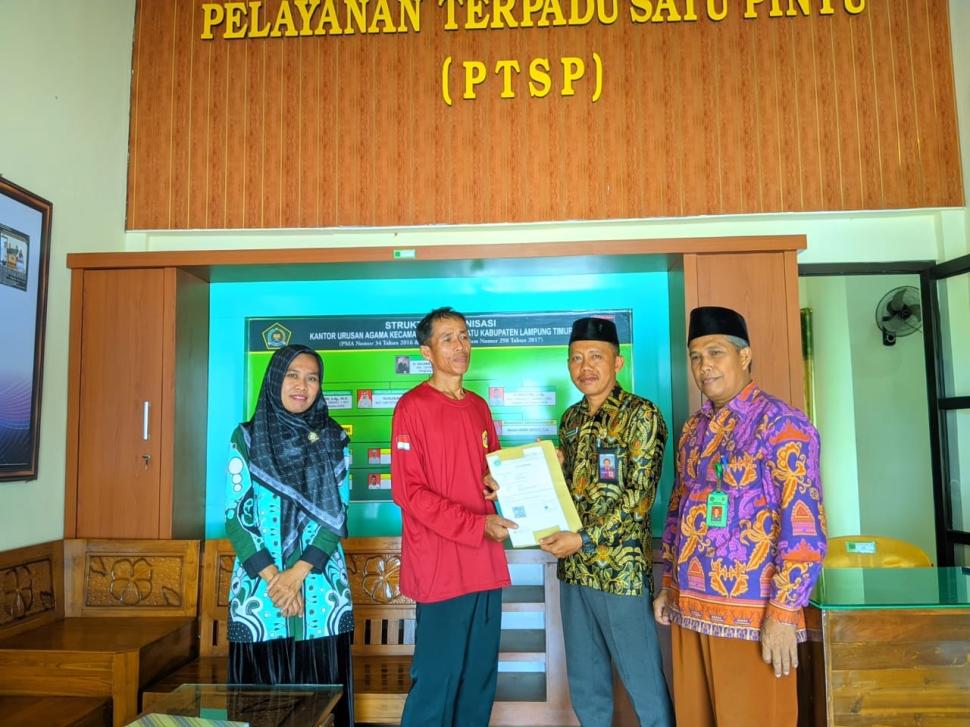 Penyuluh Agama Islam Fungsional KUA Labuhan Ratu serahkan ID Masjid Al ...